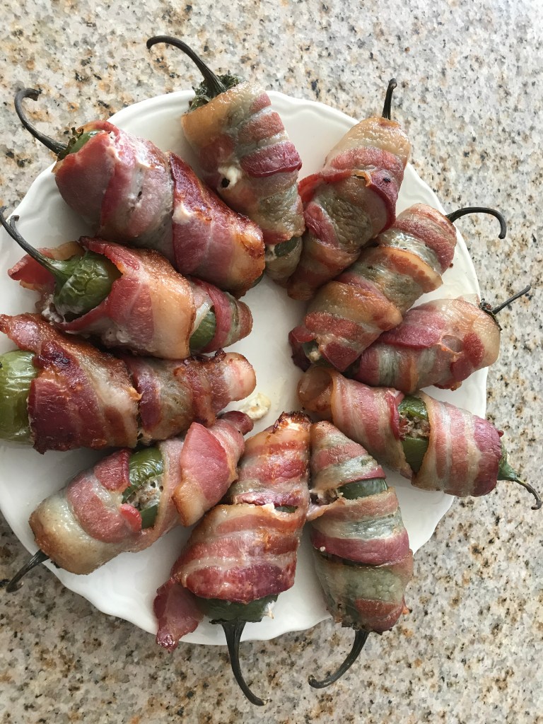 Chiles Jalapeños rellenos y envueltos en tocino. – Cocinando Keto